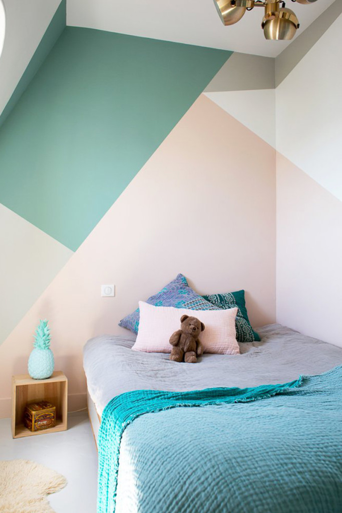 Geometric décor in kids' rooms - wallpaper, furniture, paint..